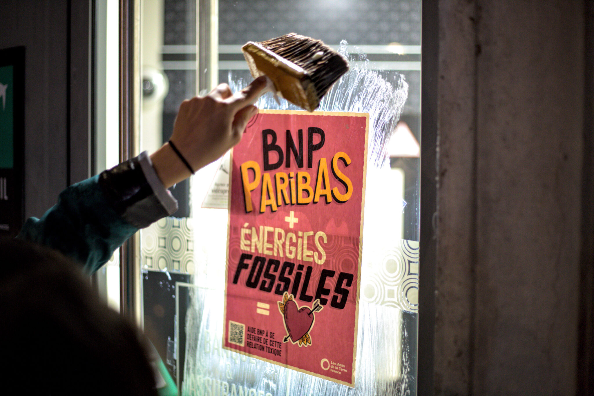 On affiche BNP Paribas, la banque la plus polluante de France ! | Les ...
